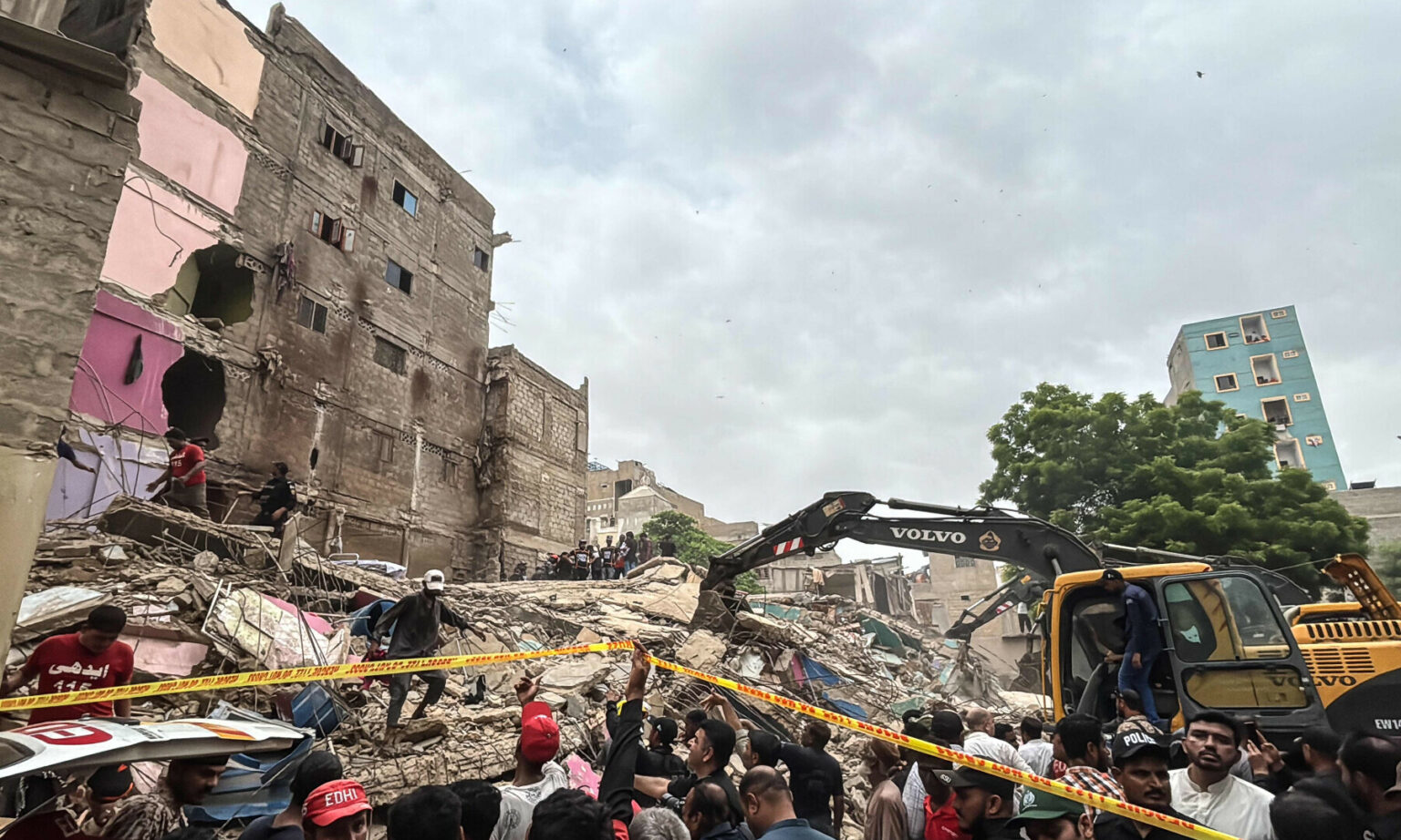 Lyari building collapse leaves 14 dead, lays bare Karachi’s deepening ...