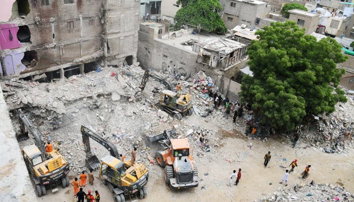 Rescue effort ends after Karachi building collapse kills 27 in Lyari ...