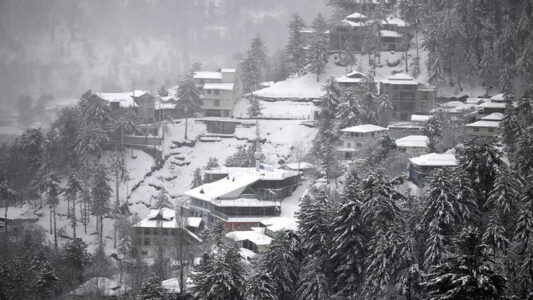 Heavy snow traps villages and travelers in Pakistan’s mountain north ...
