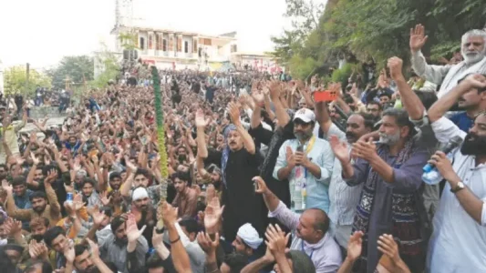 Azad Kashmir orders tourists out as security forces mass ahead of ...